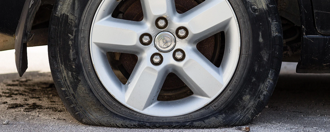 Pneu crevé d'une voiture : que faire en cas de crevaison